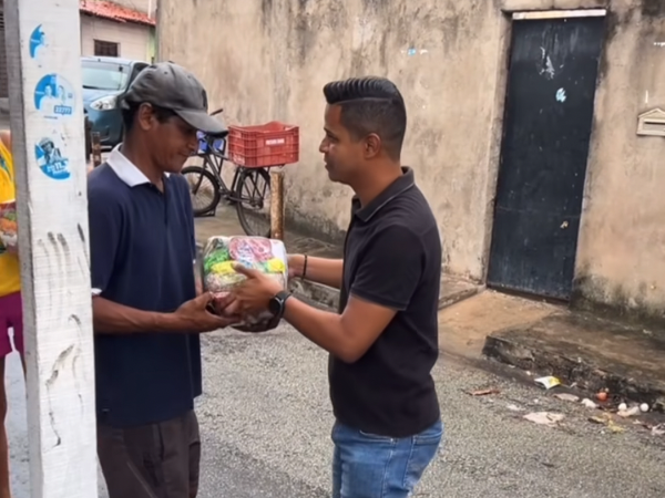 Douglas Pinto doa metade do salário e distribui cestas básicas ...